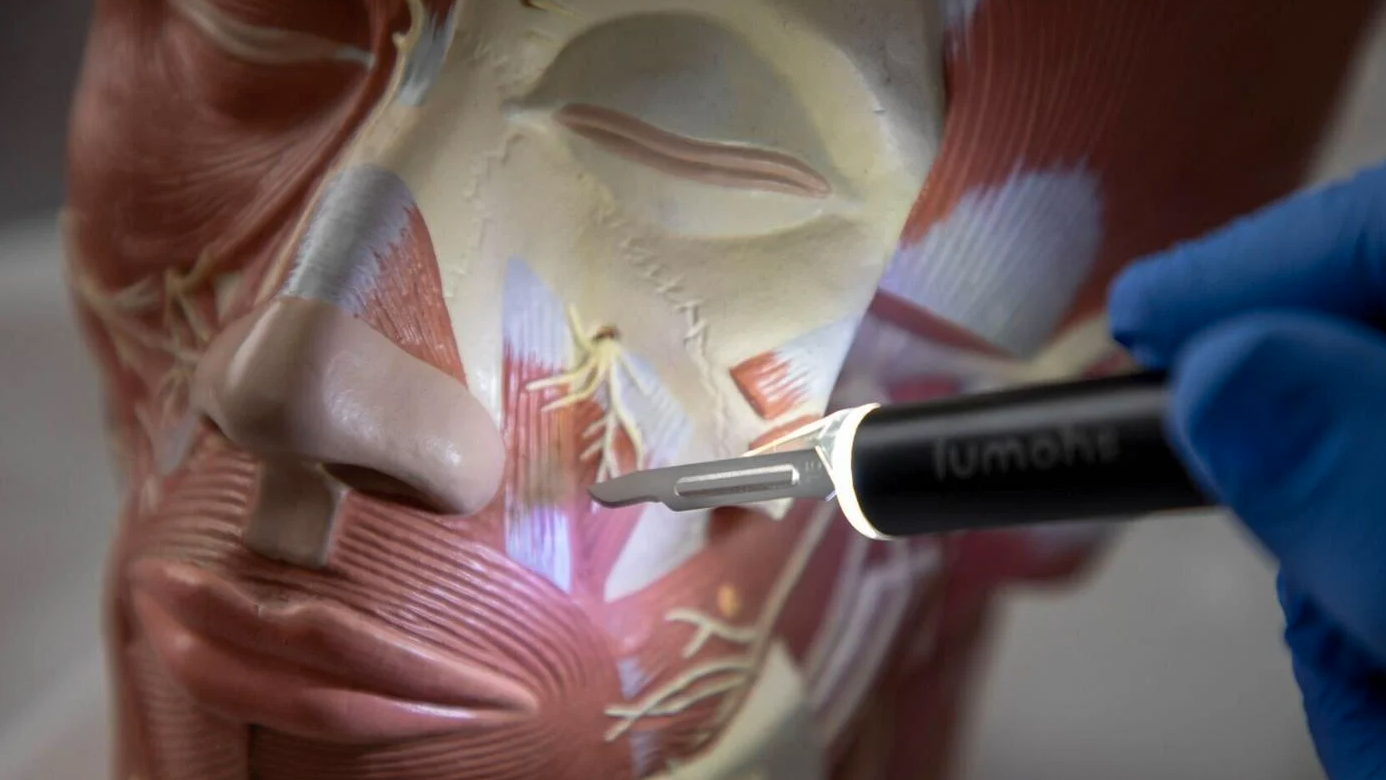 Reusable scalpel provides enhanced illumination of critical anatomy ...